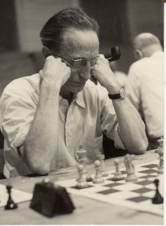 Marcel Duchamp playing chess | Toutfait Marcel Duchamp Online journal